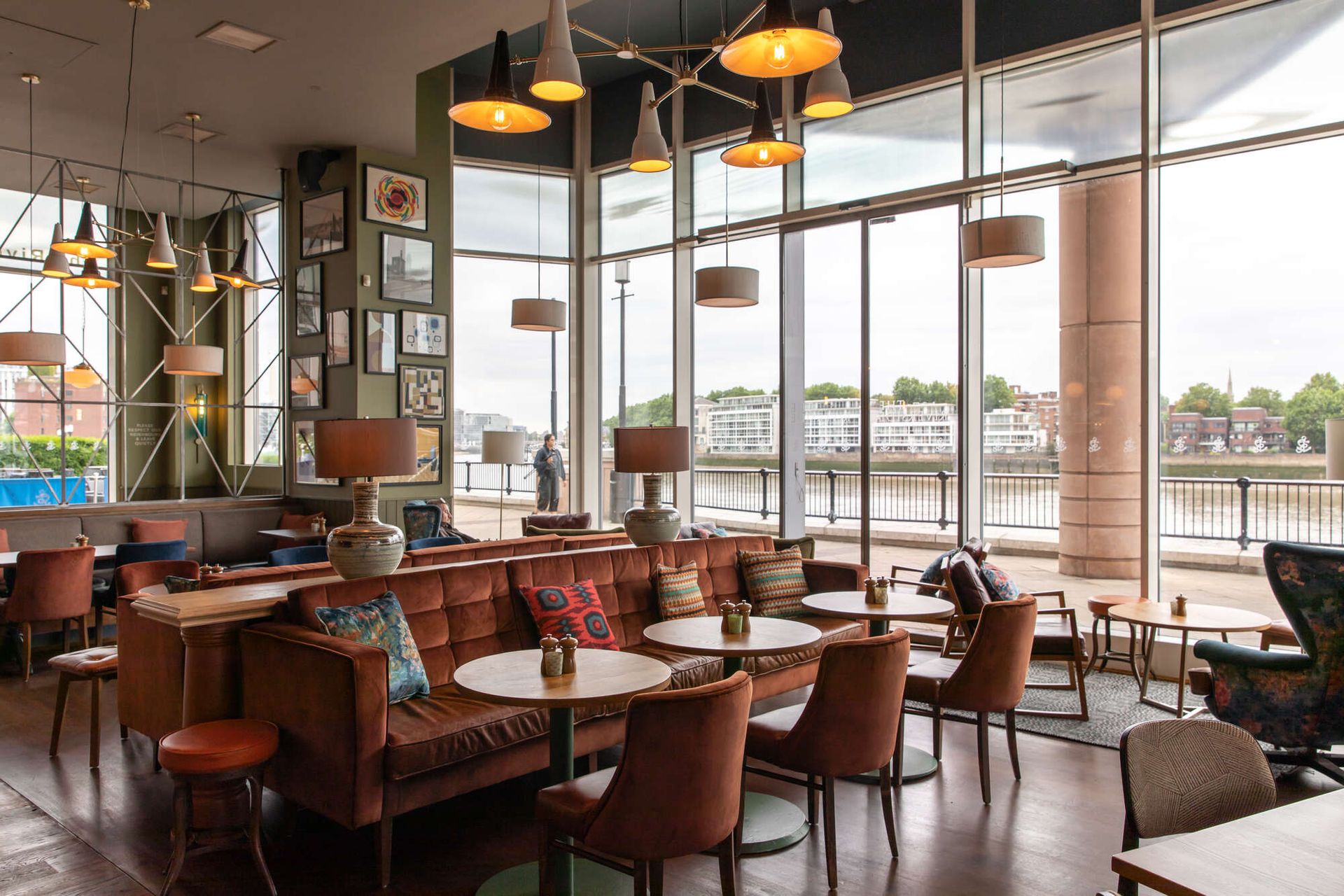 The Riverside | pub | Vauxhall | Young's Pub